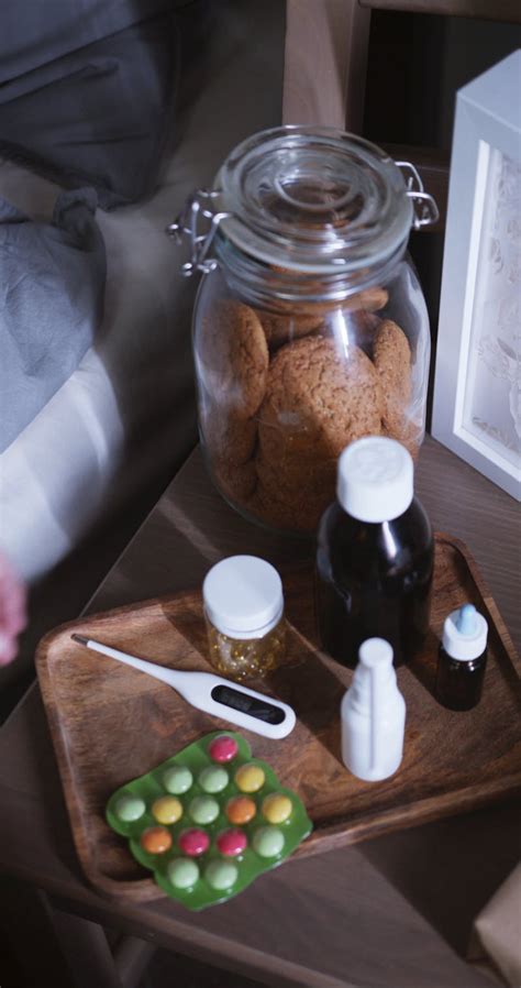 有关健康 健康治疗 剂量 剂量控制 医疗保健专业人员 医疗保健概念 宏觀 室内焦点 小心处理 患者 手 手持 拿着药丸 棕櫚 模糊的背景 治愈 治療 照顧