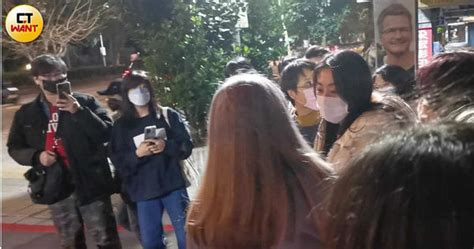 「文青女神」陳綺貞掰了人夫戀3年熱情抱鐵粉！ 深夜街頭聚眾不擾鄰 Ettoday星光雲 Ettoday新聞雲