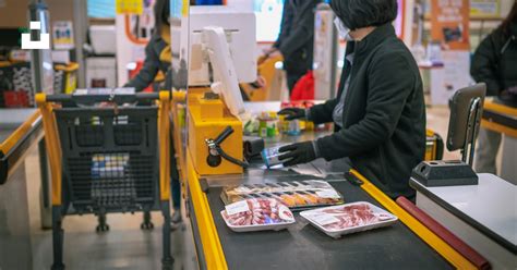 가게의 금전 등록기에 서 있는 여자 사진 Unsplash의 무료 마트 이미지