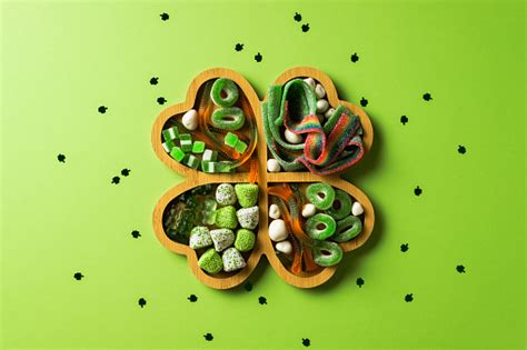축제 배경에 모듬 된 녹색 사탕이있는 나무 토끼풀 모양의 트레이 해피 성 패트릭 데이 컨셉 St Patricks Day에 대한 스톡 사진 및 기타 이미지 Istock