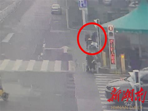 女子骑车不慎摔倒 接下来的这一幕很暖心 湘潭 新湖南