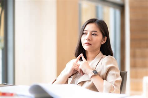 쇼룸에서 재료 샘플 보드작업하는 건축가 또는 인테리어 디자이너 부동산 가정 장식의 사업 창의적인 사람들이 일터에서 일합니다