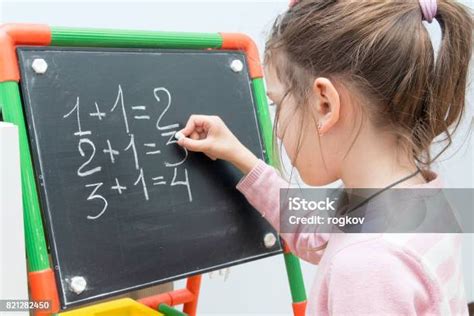 보드에서 여자 수학에 대 한 예제를 해결합니다 자녀의 교육 1에 대한 스톡 사진 및 기타 이미지 1 2 개념 Istock