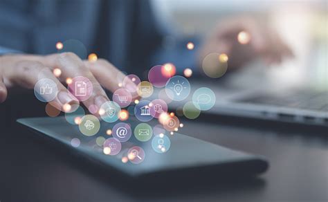 사물 인터넷 Iot 디지털 마케팅 온라인 쇼핑 개념 인터넷 네트워크 연결이있는 모바일 스마트 폰 및 랩톱을 사용하는 여성 소셜 미디어 기술 아이콘 옴니채널에 대한 스톡 사진