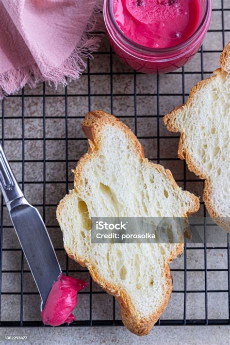 블랙 메탈 그릴 콘크리트 배경에 핑크 꿀신선한 바삭한 크루아상 맨 위 보기입니다 가벼운에 대한 스톡 사진 및 기타 이미지