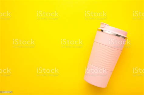 노란색 배경에 차 또는 커피를 위한 분홍색 열 컵 또는 보온병 머그잔 뜨거운 음료 0명에 대한 스톡 사진 및 기타 이미지 0