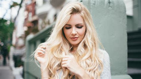 Barefoot Blonde Shares Her Tips On Caring For Your Hair Extensions This