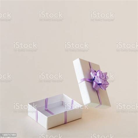 베이지 색 배경에 보라색 활이있는 빈 선물 상자 하나 공간을 복사합니다 미적 컨셉 개념에 대한 스톡 사진 및 기타 이미지 개념 공휴일 기념일 Istock