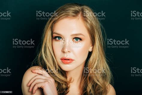 검은 배경에 포즈 금발 머리와 전문 메이크업과 아름 다운 젊은 여자의 초상화를 닫습니다 귀걸이에 대한 스톡 사진 및 기타 이미지 귀걸이 귀여운 금발 머리 Istock