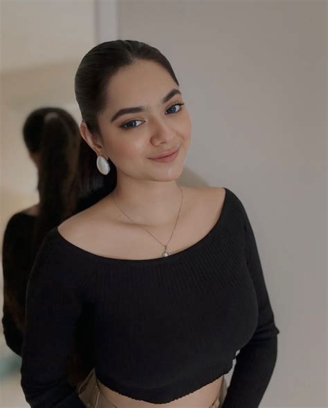 She Looks Like Art In The Form Of A Poem🖤