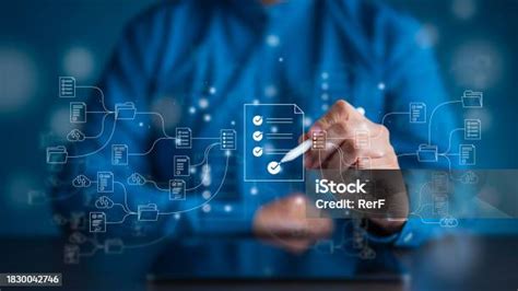 문서 관리 시스템 폴더 및 파일 정렬 아이콘이 있는 Dms 컴퓨터 노트북에 스토리지 백업 온라인 응용 프로그램을 설정하는 사람 파일 및 정보를 보관 검색 관리하기 위한