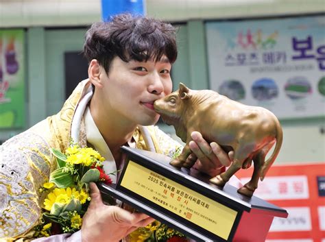 씨름 허선행 보은대회 태백장사 등극…1년 9개월 만에 꽃가마 뉴스1