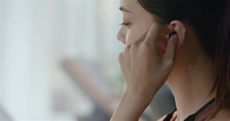 年轻女士在健身房跑步 原创广告视频素材 蓝牛仔