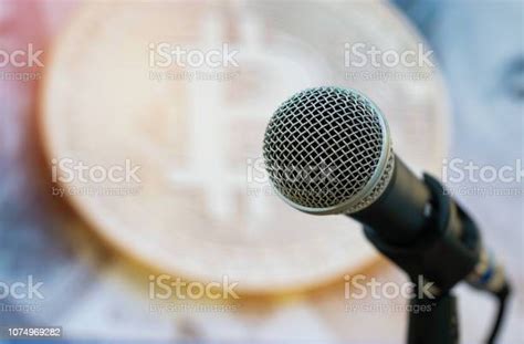 세미나 회의 개념 마이크 음성 또는 세미나 룸에서 말하기에 대 한 이야기는 사업과 Bitcoin 돈 배경에 대 한 대학에서