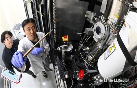 투과전자현미경 테스트하는 연구원 전자신문