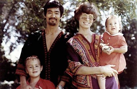 1973年，李小龍猝死在丁佩床上，留下的一眾妻兒現狀如何？ 每日頭條