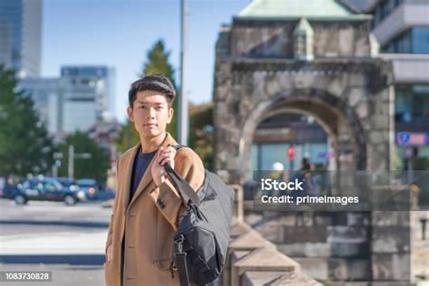 여행 위치를 휴대 전화를 사용 하 여 일본에서 함께 시간을 보내고 찾고 젊은 일본 및 아시아 친구 대만에 대한 스톡 사진 및 기타 이미지 Istock