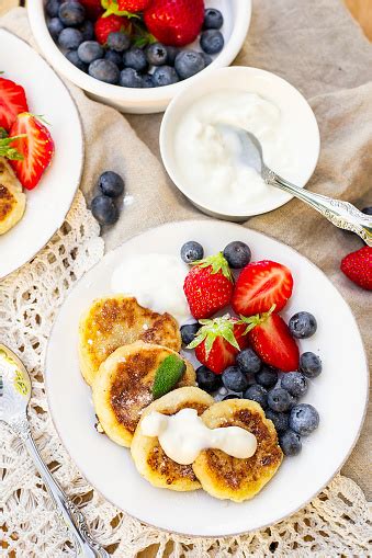 코티지 치즈 쿼크 팬케이크 Syrniki 와 신선한 베리 0명에 대한 스톡 사진 및 기타 이미지 0명 과일 단백질 Istock