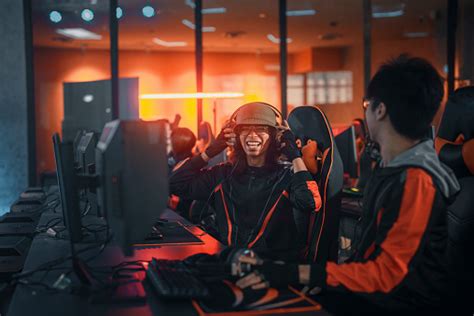 아시아 E스포츠 팀 게이머가 그랜드 파이널 스포츠 이벤트 챔피언십 아레나에서 우승을 응원하고 있습니다 사이버 게임 토너먼트 이벤트 1위에 대한 스톡 사진 및 기타 이미지