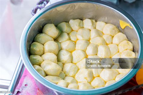 메이커에 의한 로티 만들기 화이트 생 로티 스레시 밀가루의 성분 인도 전통 길거리 음식 요리 로티 또는 밀가루로 만든 인도 음식