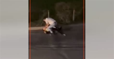 ЦЕГ Цагдаагийн алба хаагчийн дүрэмт хувцастай төстэй хувцас өмссөн иргэнийг зодож буй бичлэгийг