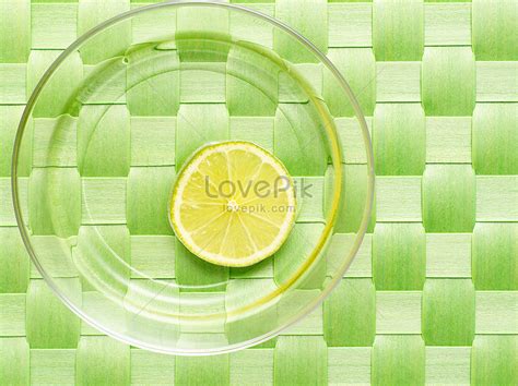 유리 접시에 레몬 조각