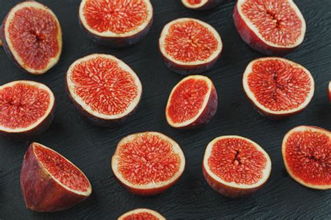 잘 익은 무화과 사각형에 새겨진 질감의 형태로 검은 색 텍스처 배경에 다진 무화과의 창조적 인 다이어그램 0명에 대한 스톡 사진