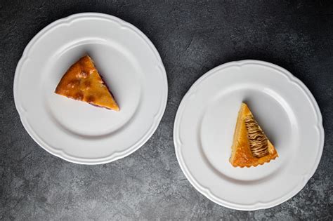 콘크리트 배경에 화이트 크림 케이크와 휘핑 크림을 곁들인 트레스 레치 케이크 0명에 대한 스톡 사진 및 기타 이미지 0명 건강한 생활방식 건강한 식생활 Istock