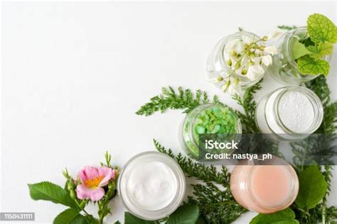 흰색 바탕에 꽃과 녹지와 자연 화장품 제품 미용 산업 복사 공간 메이크업 화장품에 대한 스톡 사진 및 기타 이미지 메이크업 화장품 공장 산업 건물 자연 Istock