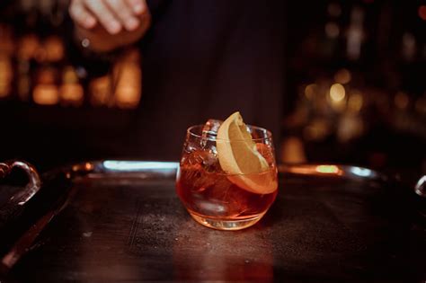 손에 집게를 들고 있는 바텐더는 자몽 슬라이스로 핑크 칵테일을 장식합니다 직장에서 바만 칵테일을 준비 러시아에 대한 스톡 사진 및 기타 이미지 Istock