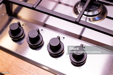 부엌 난로 꼭대기 프로판 가스의 불타는 불꽃이있는 가스 밥솥 현대 호브 가스 스토브는 천연 가스 또는 프로판을 사용하여 강화 된 흰색 유리로 만들어 요리합니다 산업 자원 및