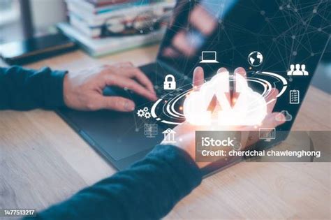 클라우드 인터넷 네트워크 기술 개념 사무실의 테이블에서 가상 아이콘으로 작업하는 컴퓨터 랩톱을 사용하는 남자 사물 인터넷 기술 과학에 대한 스톡 사진 및 기타 이미지