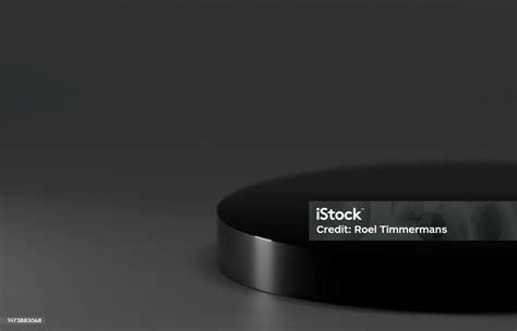 검은색 광택 원형 연단 또는 세미 매트 검정색 배경에 받침대 디스플레이 빈 제품 실린더 서 배경 3d 렌더링 1 탑다운 소프트
