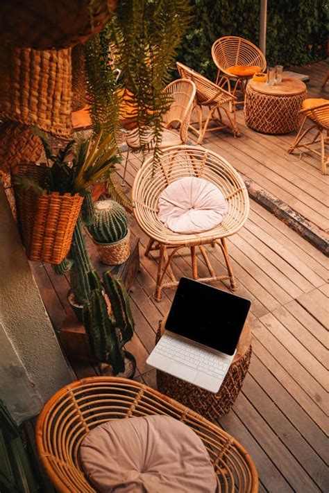 집 밖의 가구 갈색 갑판 경치가 좋은 노란색 노트북 녹색 대나무 등나무 따뜻한 음색 러스틱 레저 보헤미안풍 빨대 선인장 스타일리시한 시크한
