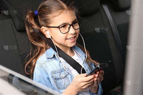 可爱的小女孩在车里听有声书