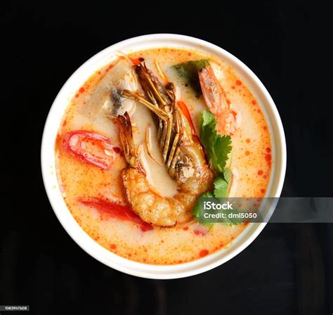 톰 참 마 홍콩 또는 톰 냠 매운 태국 요리 왕 요리 수프 새우 칠리 페 퍼 및 Mashrooms 라임에 대한 스톡 사진 및 기타 이미지 Istock