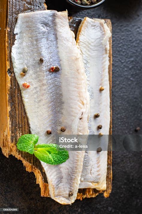 소금에 절인 청어 필레 생선 해산물 간식 건강 식사 최고 보기 복사 공간 텍스트 음식 배경 소박한 이미지 Pescetarian 다이어트 채식 음식 0명에 대한 스톡 사진 및