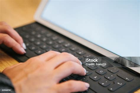 독일 편지와 함께 태블릿 키보드에 손입니다 원격 작업 자유롭게 블로깅 디자인 및 컴퓨터에 관련 된 다른 직종의 개념 개념에 대한 스톡 사진 및 기타 이미지 Istock