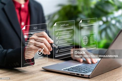 Iso 표준 및 품질 관리 개념 여성 실업인 체크리스트 및 승인된 온라인 인증 문서 보증 및 보증 비즈니스 기술 Iso 표준화 프로세스 인증 가상현실에 대한 스톡 사진 및