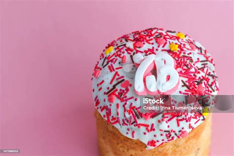 부활절 케이크 분홍색 배경에 전통 쿨리히 러시아어 문자 Xb에서 파스카 부활절 빵 공간을 복사합니다 측면 보기입니다 개념에 대한