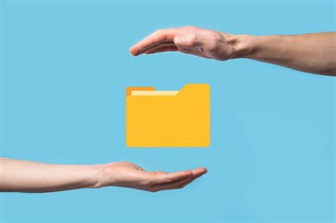 손 잡고 폴더 아이콘입니다 It 컨설턴트가 최신 컴퓨터를 사용하여 설정한 문서 관리 시스템 또는 Dms가 관리 정보 및 회사 파일을 검색하고 있습니다비즈니스 처리