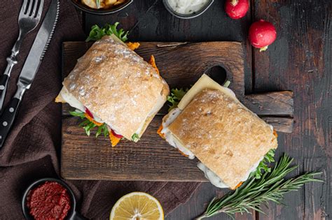 생선 막대기가있는 신선한 만든 스낵 샌드위치 나무 도마 오래된 어두운 나무 테이블 배경 상단 보기 플랫 레이 가지 식물 부위에 대한 스톡 사진 및 기타 이미지 Istock