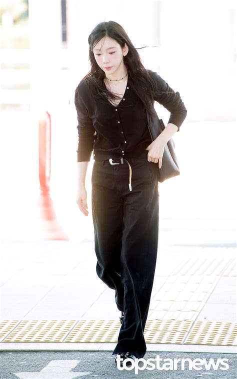 소녀시대 태연 ‘머리부터 발 끝까지 올 블랙 탱 인천공항 출국 [hd포토]