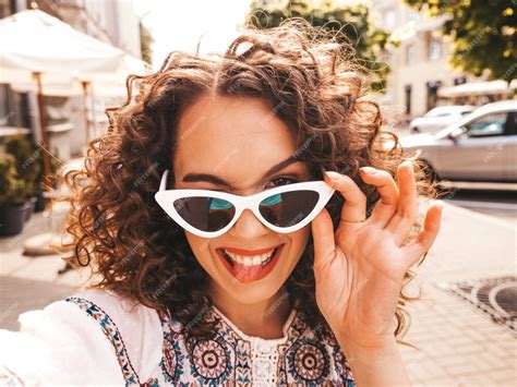 아프리카와 아름 다운 미소 모델은 여름 Hipster 흰색 드레스를 입고 헤어 스타일을 컬합니다 무료 사진