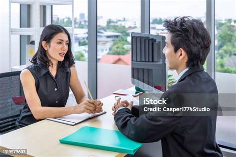 여성 고용주 고용 면접 젊은 남자 구직자 구직자 사무실 책상에 앉아 사업 공석에 대 한 2명에 대한 스톡 사진 및 기타 이미지 2명 객실 있음 경영자 Istock