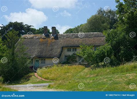 传统英式茅草屋顶小屋 编辑类库存图片 图片 包括有 古雅 小村庄 道路 属性 村庄 住房 嬉戏 188279474