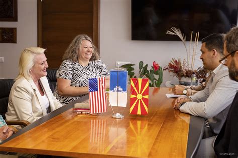 ГРАДОНАЧАЛНИКОТ КИРИЛ ПЕЦАКОВ ОСТВАРИ СРЕДБА СО АМЕРИКАНСКАТА АМБАСАДОРКА Н Е АНЏЕЛА АГЕЛЕР