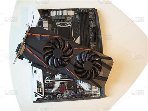 台式个人电脑 计算机部件 母板 新的 技术员 金属丝 部分 网络空间 记忆