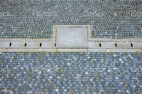 석영 갈색 직사각형 타일과 함께 작은 차원의 회색 화강암 큐브 빗물 구멍이있는 돌 표지 판 아래에 숨겨진 배수 클린 솔루션 도시 설계 0명에 대한 스톡 사진 및 기타 이미지