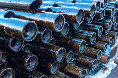 파이프 금속 질감입니다 석유 장비 파이프 갑판에 시추 파이프 녹슨 드릴 파이프는 우물 섹션에서 교 련 되었다 0명에 대한 스톡